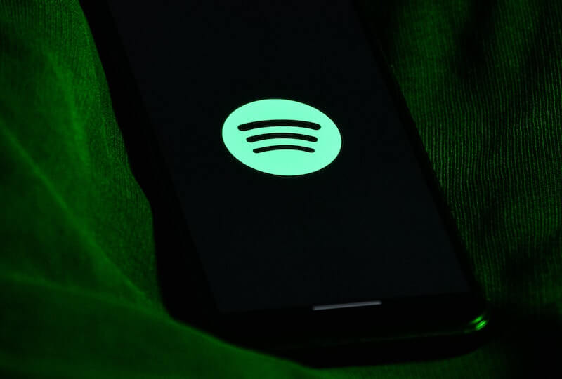 如何在装有 iOS 15 的 iPhone 上停止并修复 Spotify 应用程序快速电池耗尽问题